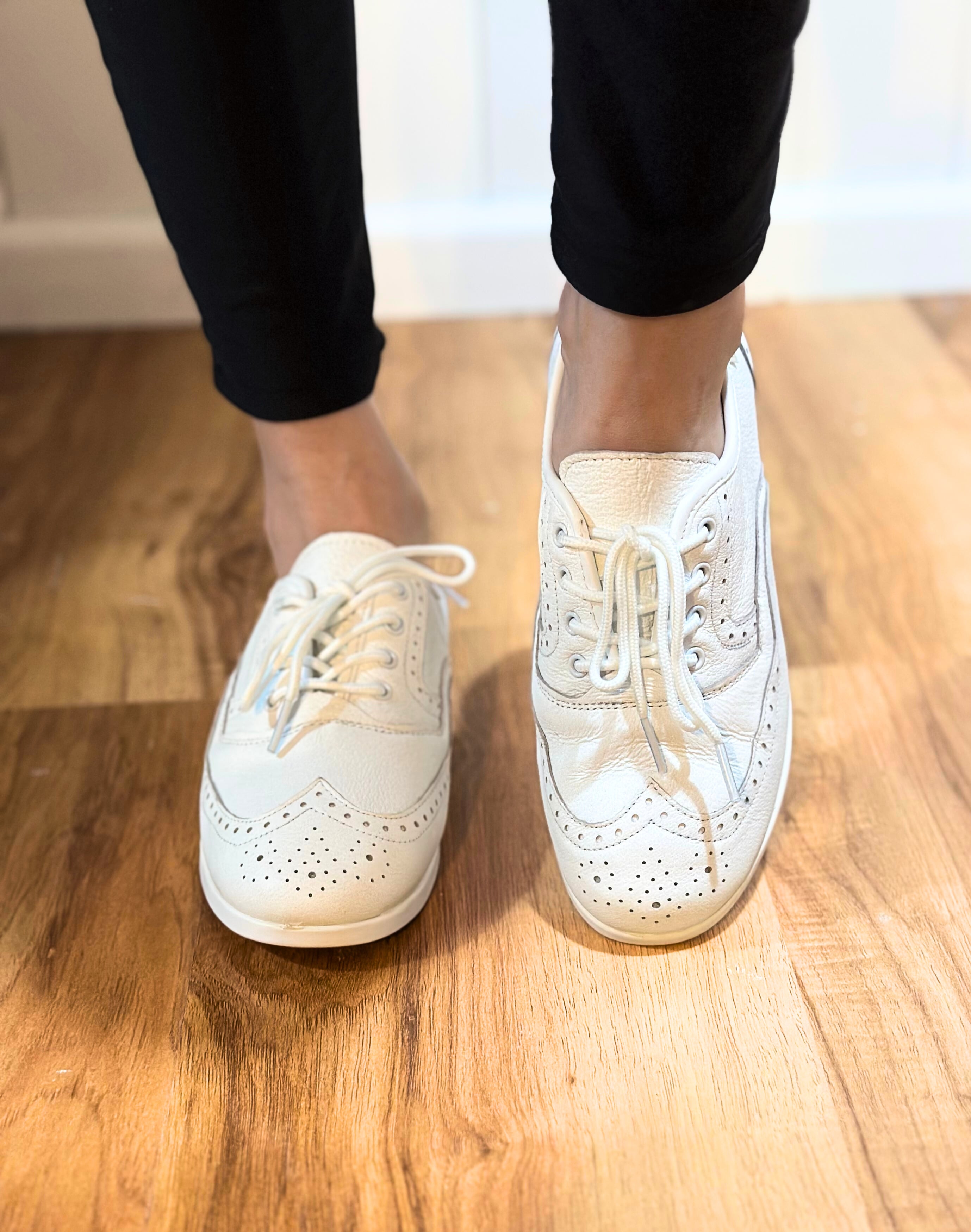 7821W Ladies, Classic, Brogue, Wingtip, in White Leather, With Dual Pi ...